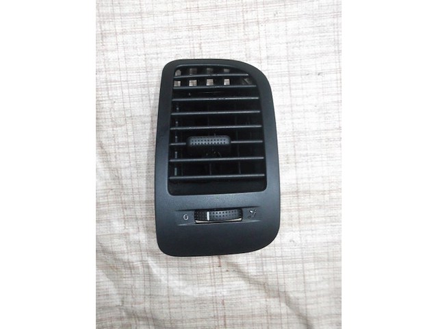 Desna resetka ventilacije VW POLO 6N2