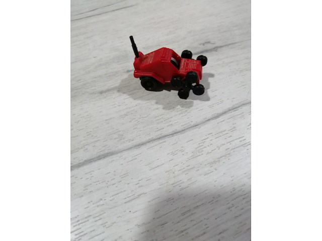 Stare kinder figure - Oklopno vozilo (crvene boje)