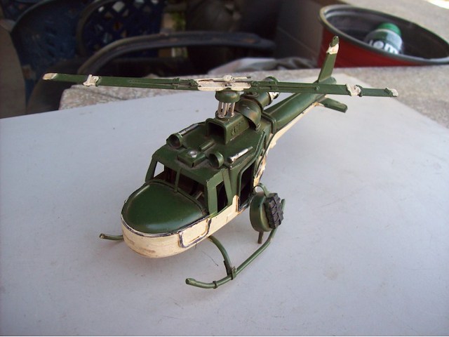 Metalni vojni helikopter