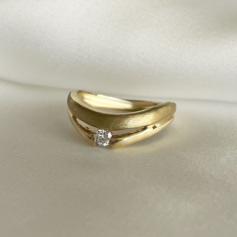 Prsten od žutog zlata sa matiranim detaljem i brilijantom 0.09 ct Vs-Gh