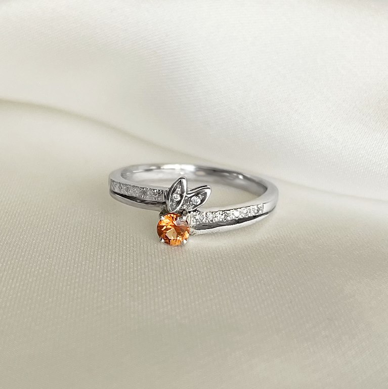 Moderan prsten od belog zlata sa safirom 0.20 ct i brilijantima 0.056 ct Si-Gh