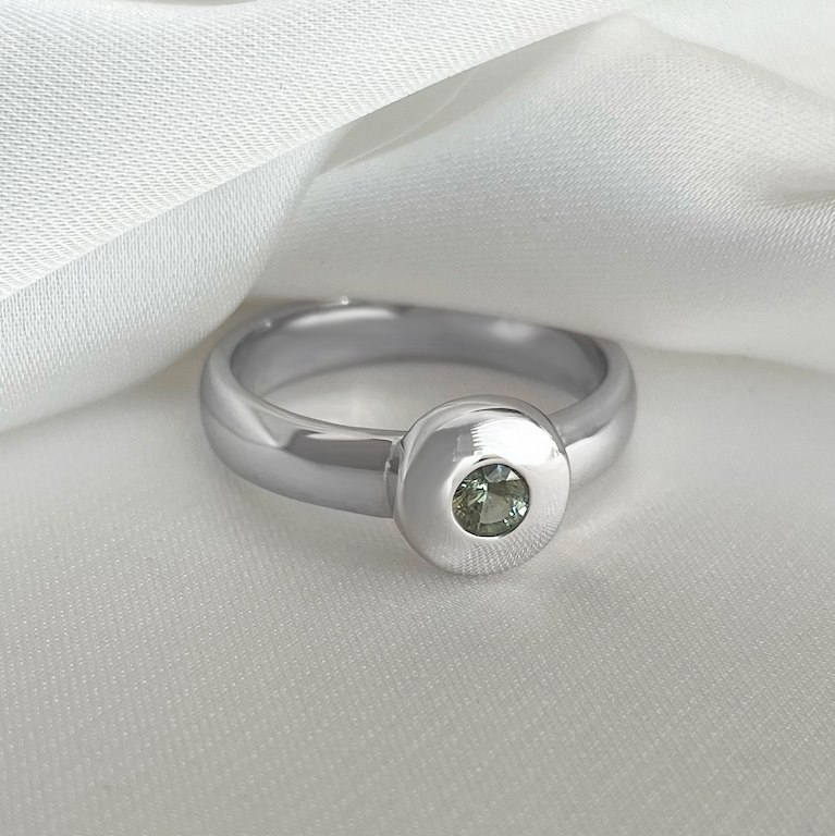Masivan prsten od belog zlata sa safirom 0.23 ct