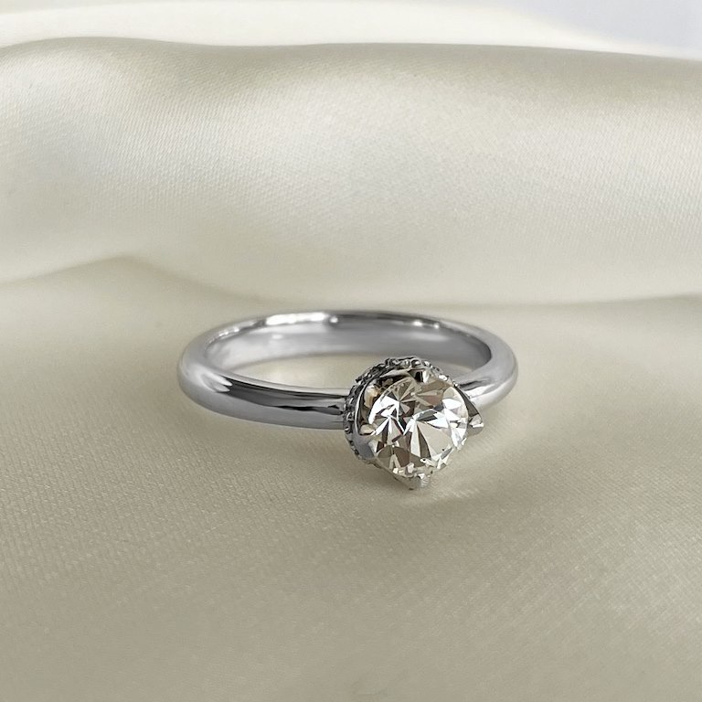 Atraktivan prsten od belog zlata sa belim safirom 0.85 ct i brilijantima 0.16 ct Si-Gh