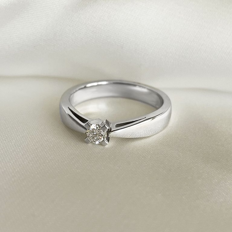 Masivan i klasičan model vereničkog prstena sa dijamantom 0.15 ct Vs-Gh, belo zlato