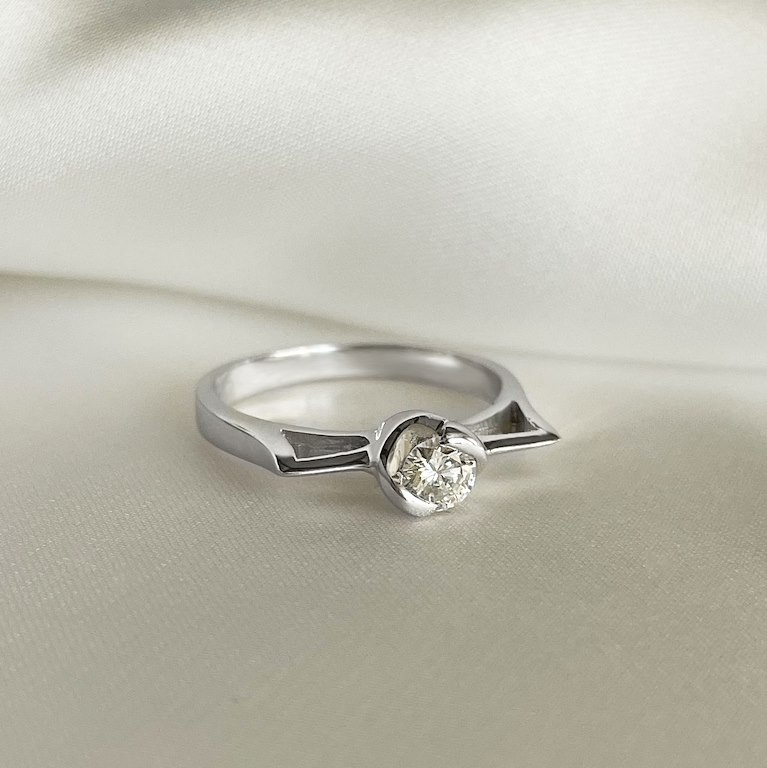 Neobičan model vereničkog prstena od belog zlata sa brilijantom 0.5 ct Si-G
