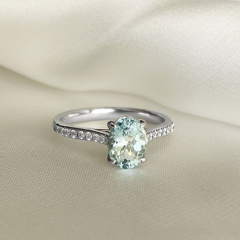 Prsten sa ovalnim akvamarinom 1.28 ct i dijamantima 0.14 ct Vs-Gh, belo zlato