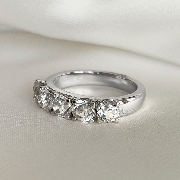 Prsten od belog zlata sa pet belih safira 2.42 ct