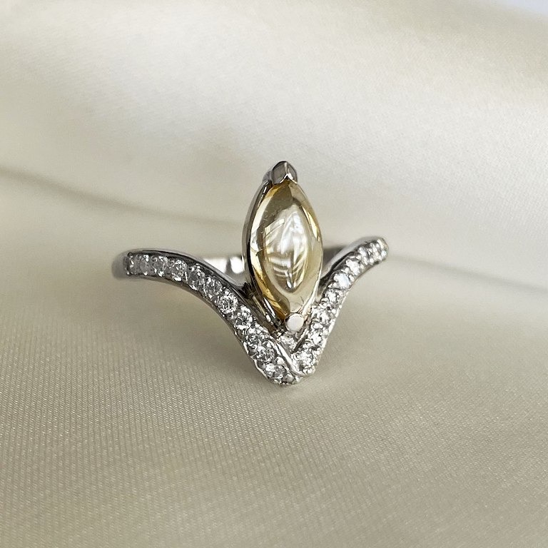 Upadljiv prsten sa citrinom 0.89 ct i brilijantima 0.22 ct Si-Gh, belo zlato