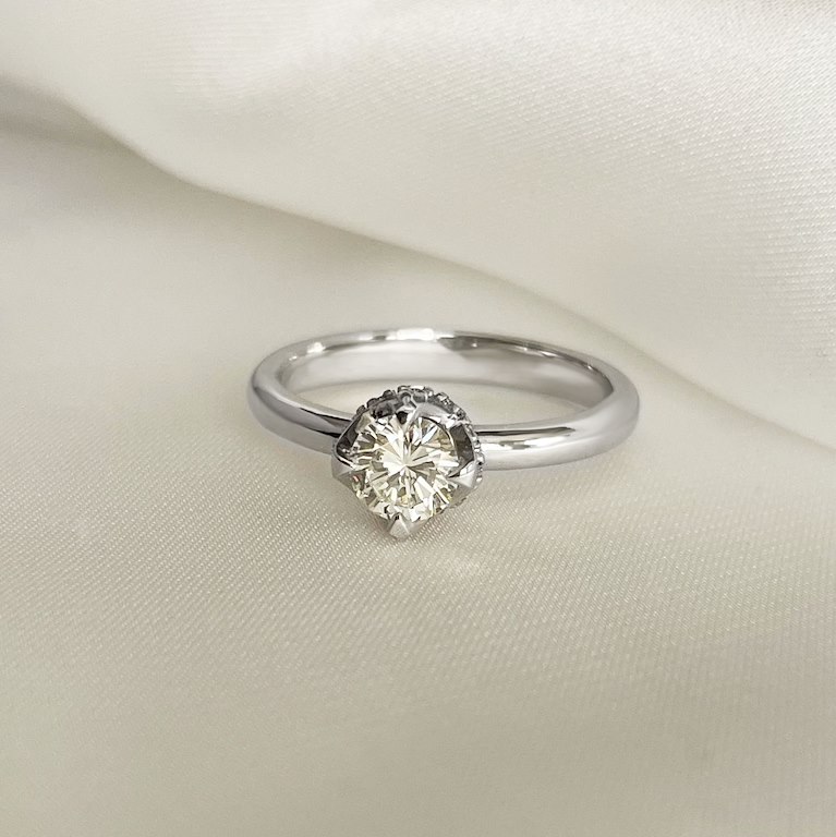 Grandiozan prsten od belog zlata sa centralnim brilijantom 0.52 ct i sitnijim 0.14 ct Vs-Gh