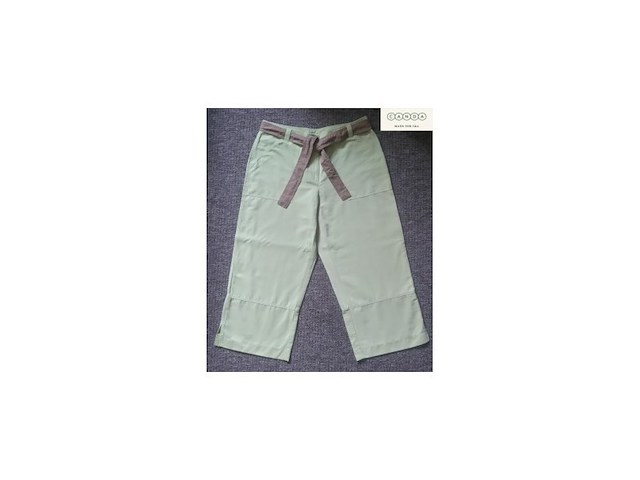 Prelepe, kvalitetne rezedo zelene 3/4 pantalone, L