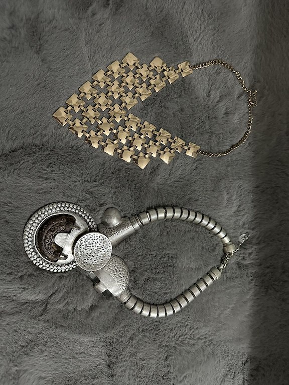 Obe ogrlice za 900 dinara. Jedna je zlato boja od celika a druga
