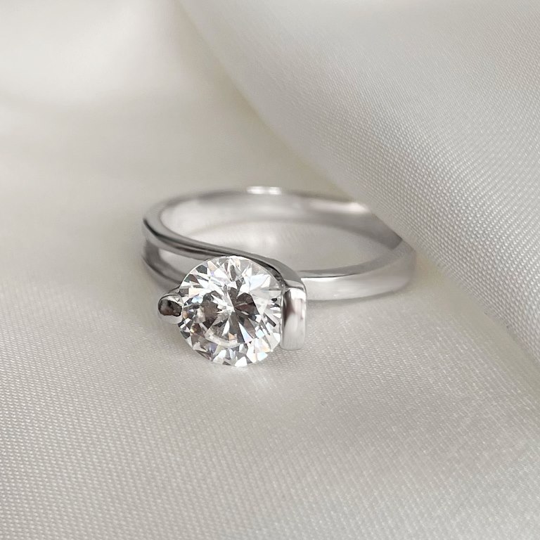 Neobičan verenički prsten sa izdignutim kamenom, belo zlato i cirkon
