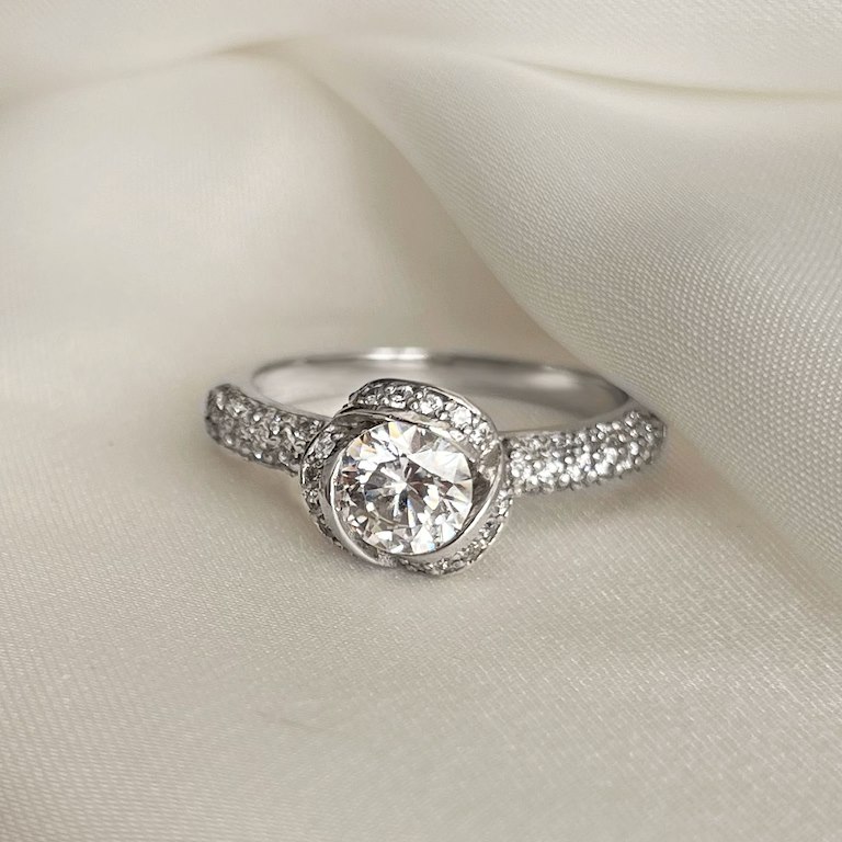 Moderan verenički prsten, belo zlato i cirkoni