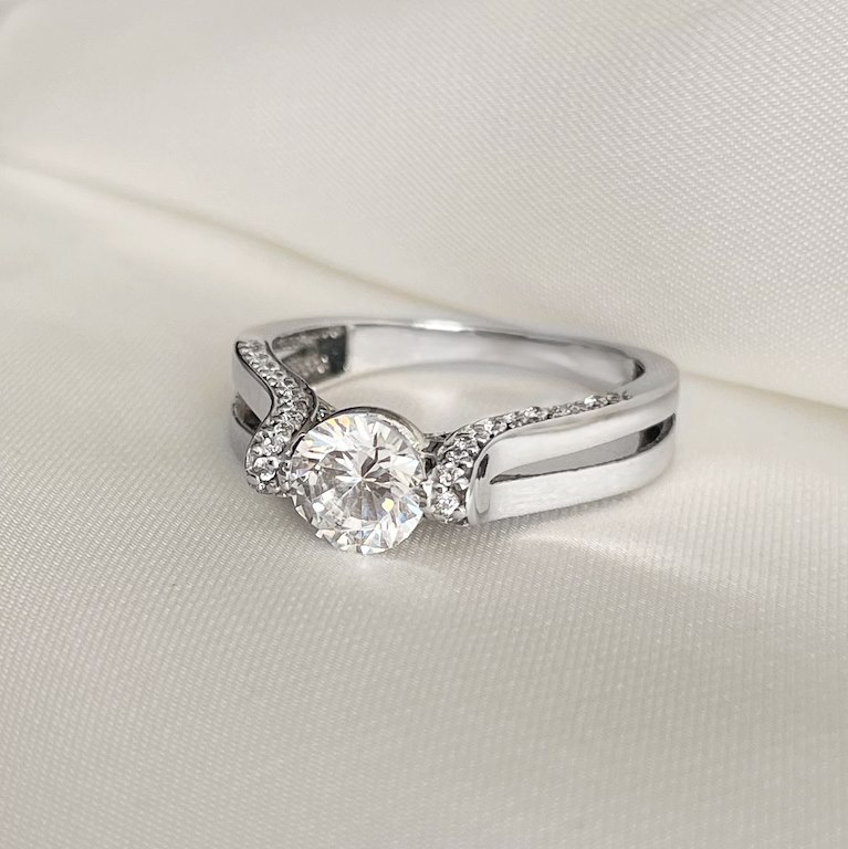 Moderan verenički prsten sa cirkonima u profilu, belo zlato