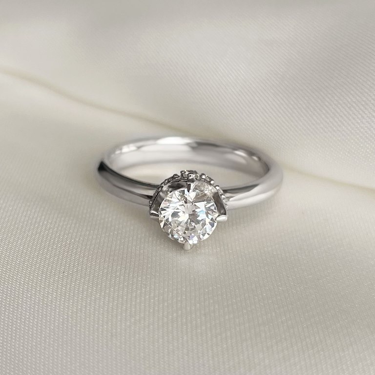 Klasičan, a moderan verenički prsten od belog zlata sa cirkonima