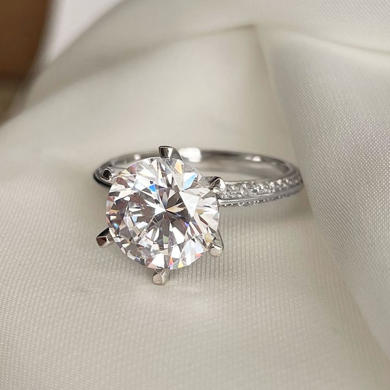 Glamurozan prsten od belog zlata sa krupnim cirkonom