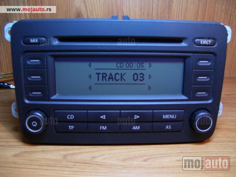 VW golf 5/passat b6 Fabricki cd radio RCD 300 CRNI