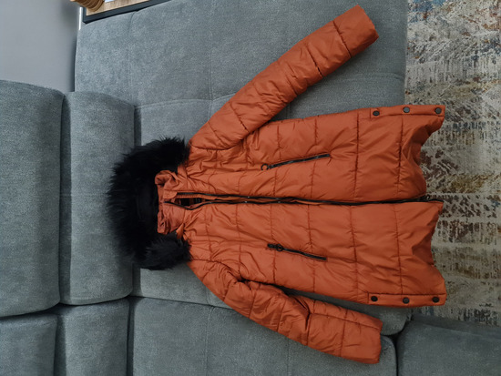 Zimska jakna boja cigle sa krznom