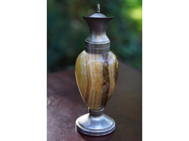 Vaza amfora izradjena od poludragog kamena oniks