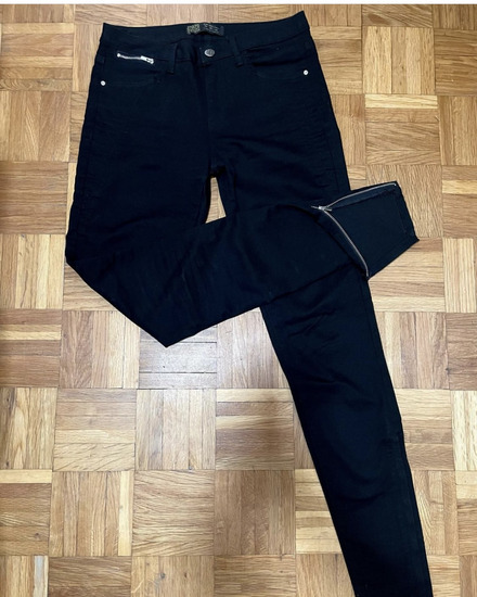 Zara pantalone SNIZENO