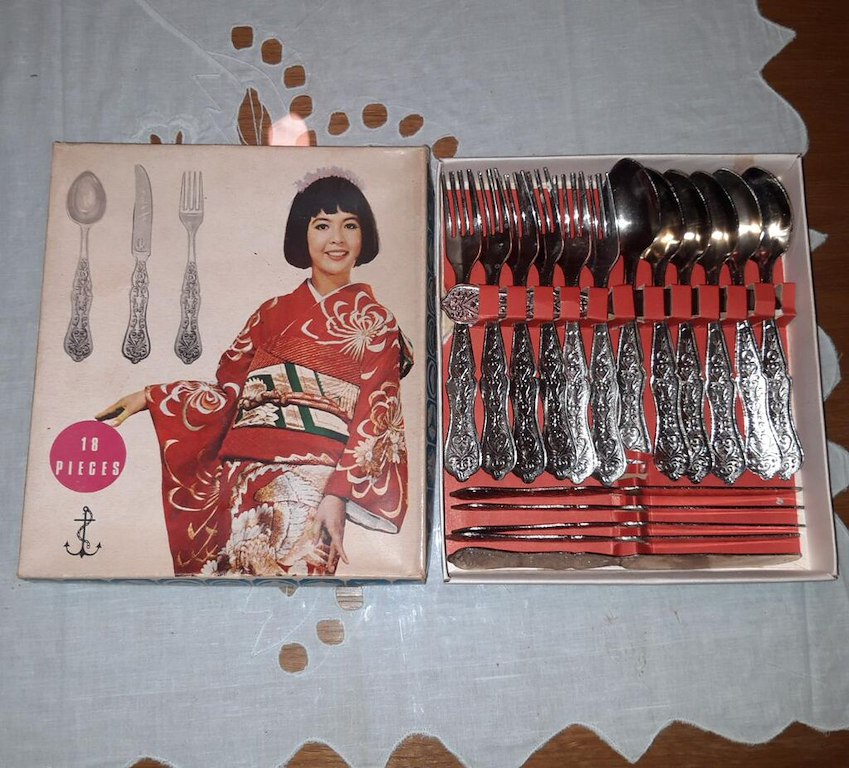 RARE!!! VINTAGE! Japanski escajg, star oko 50 godina, od Alpake, nekorišćen... Bogato ukrašen set od 18 delova (6 kašika + 6 viljušaka + 6 noževa), srednje veličine... Karakteriše ga simbol SIDRA ...