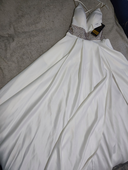 Dugacka svecana bela haljina