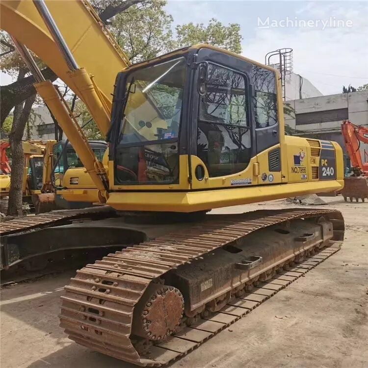 Komatsu PC240-8 bager guseničar