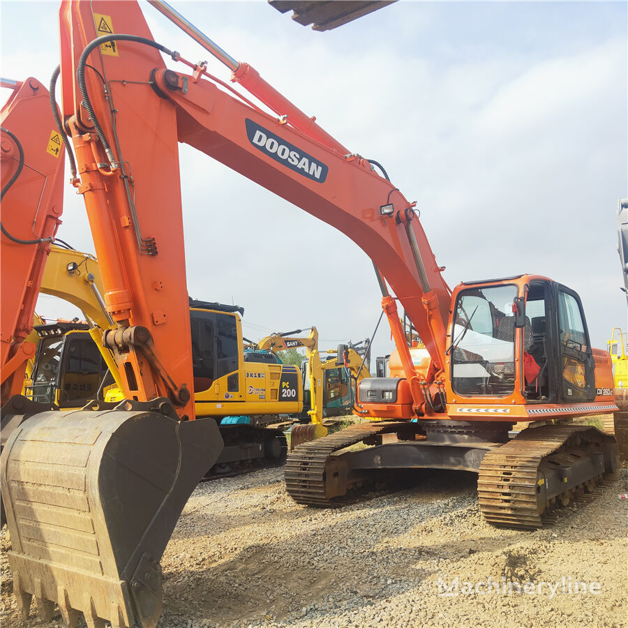 Doosan DX260LC bager guseničar