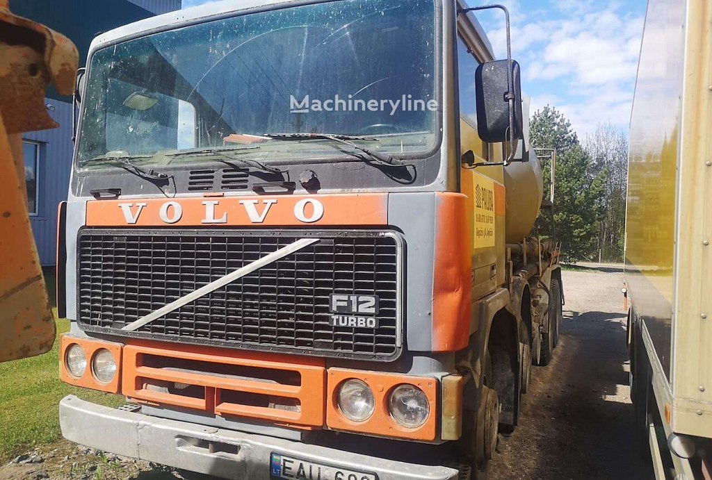 Volvo F12 kamion s mešalicom za beton