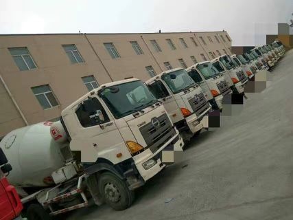 Hino kamion s mešalicom za beton