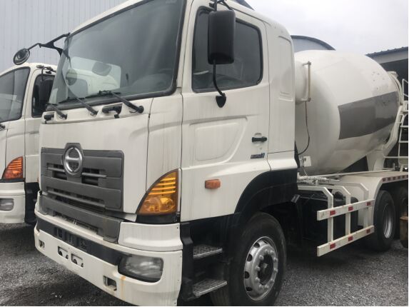 Hino 700 kamion s mešalicom za beton