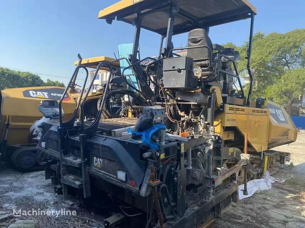 Caterpillar AP-655F asfaltni finišer guseničar