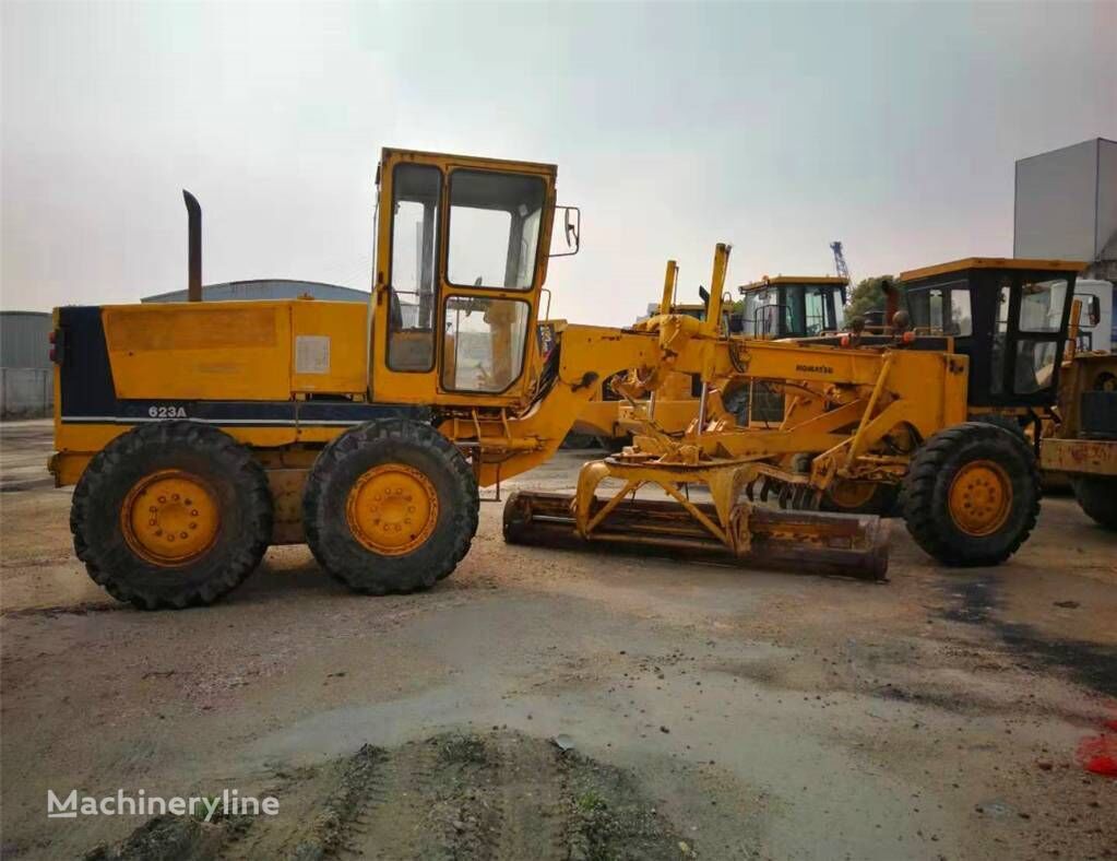 Komatsu GD623A grejder