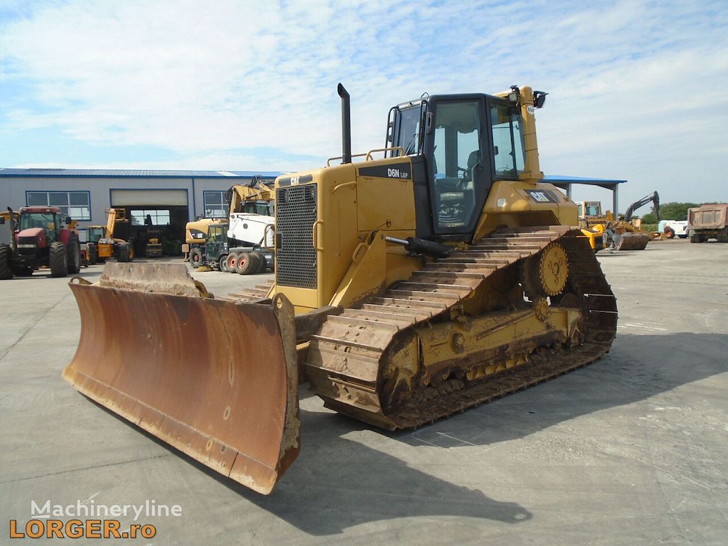 Caterpillar D6N buldožer