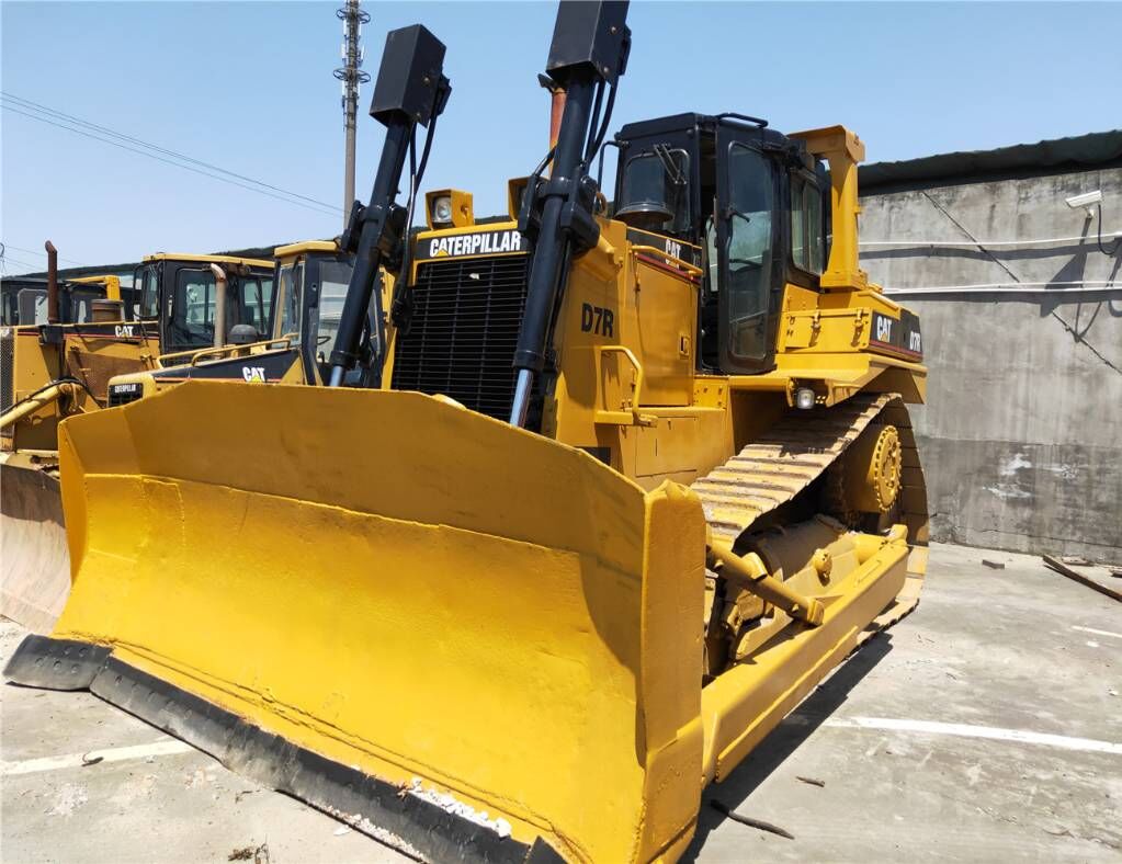 Novi Caterpillar D7R buldožer