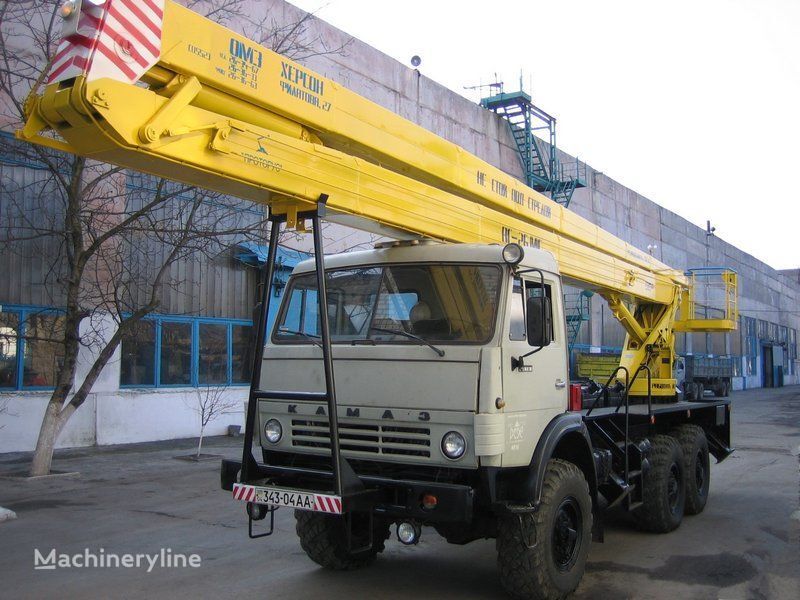 Nova KamAZ auto dizalica s korpom