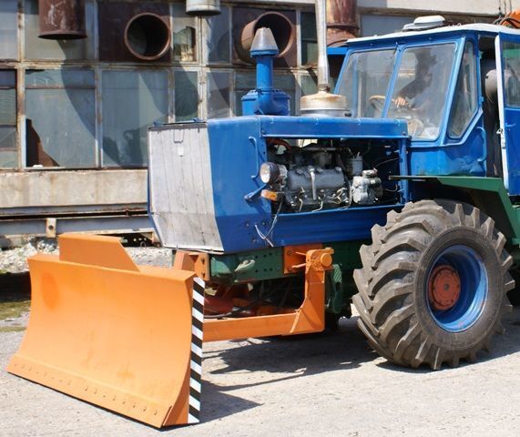 Novi HTZ Buldozernoe oborudovanie (otval, lopata) na traktorah HTZ 150K raonik