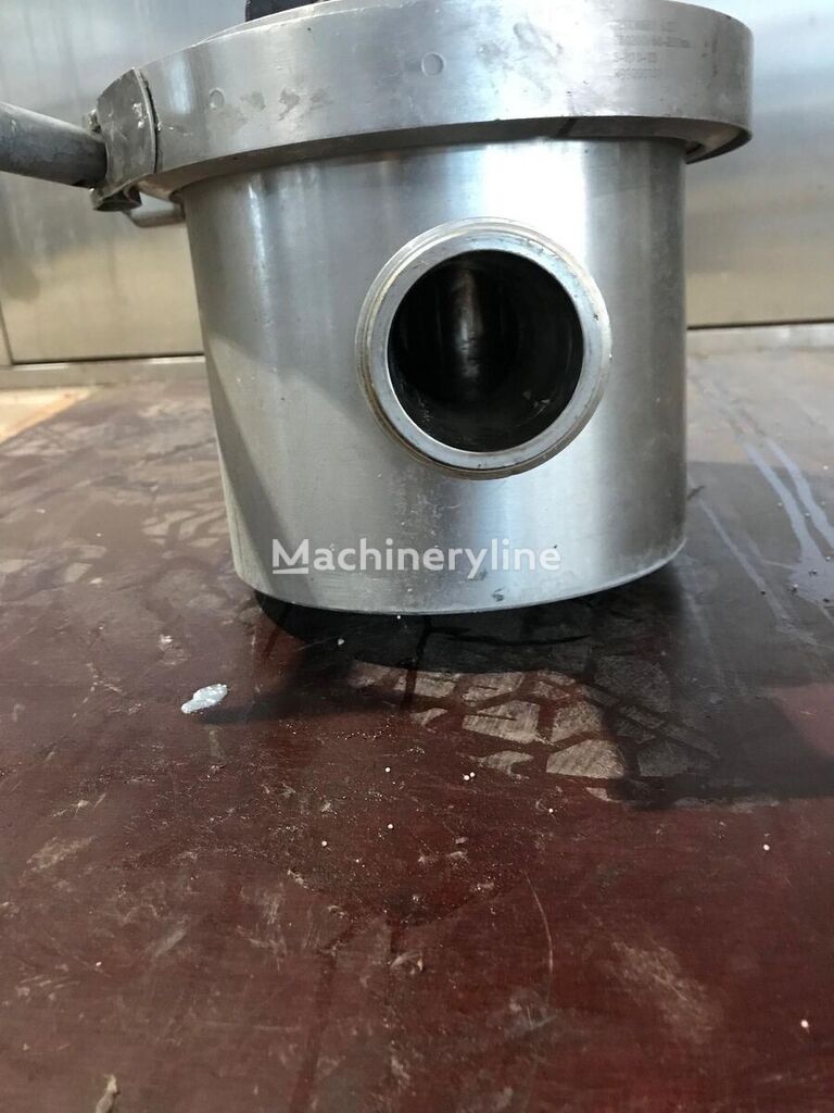 Magnetic flow separator