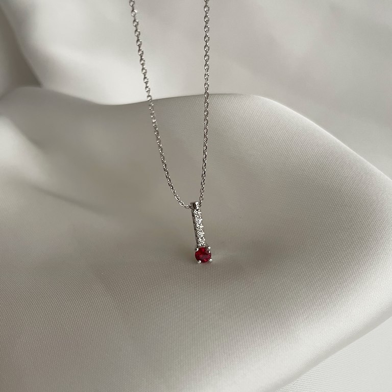 Ogrlica sa dijamantima 0.05 ct Vs-Gh i rubinom 0.18 ct