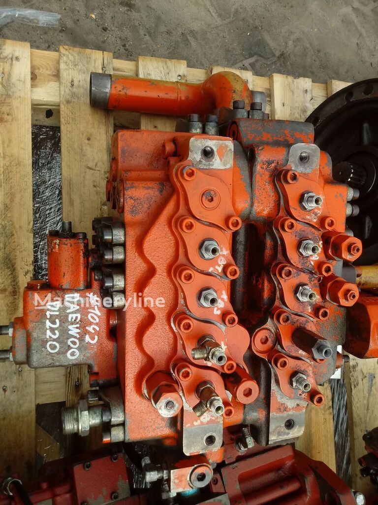 Hydraulic distributor hydraulic injector Hydraulikv hidraulični razvodnik za Daewoo DL220 bagera