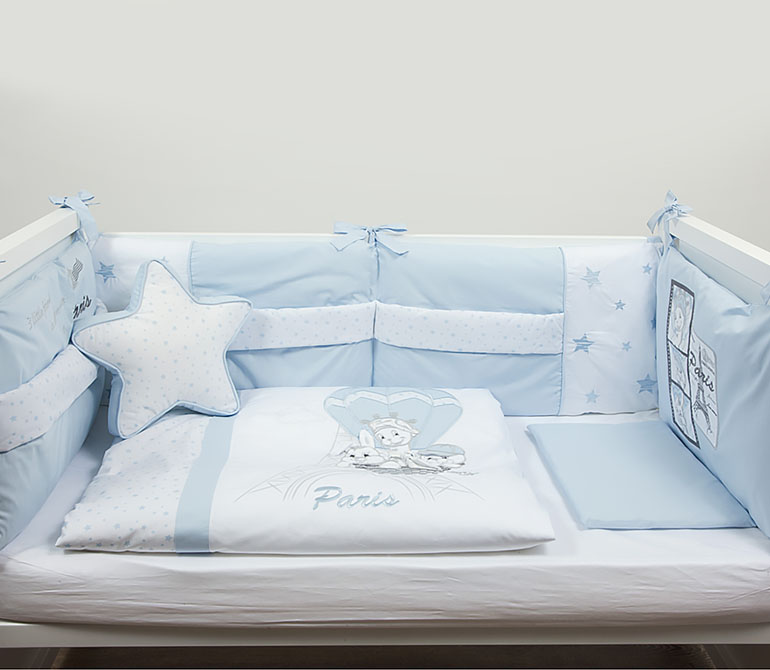 Komplet posteljina za krevetac “Tri drugara u Parizu” Plava