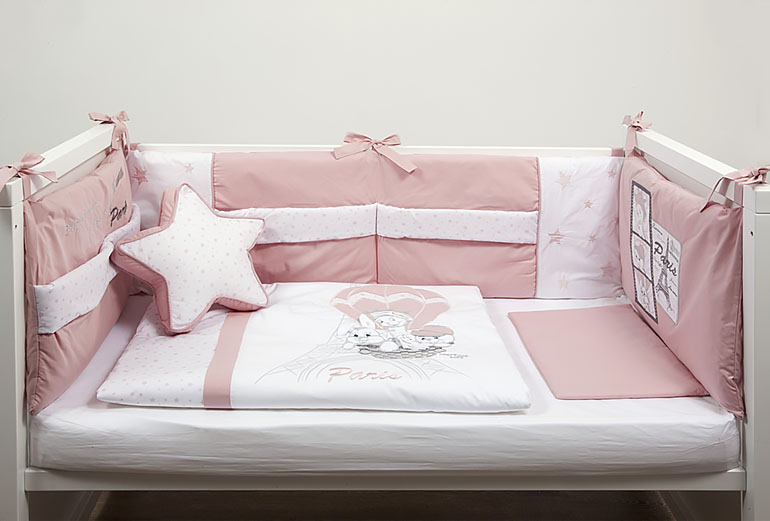 Komplet posteljina za krevetac “Tri drugara u Parizu” Roza