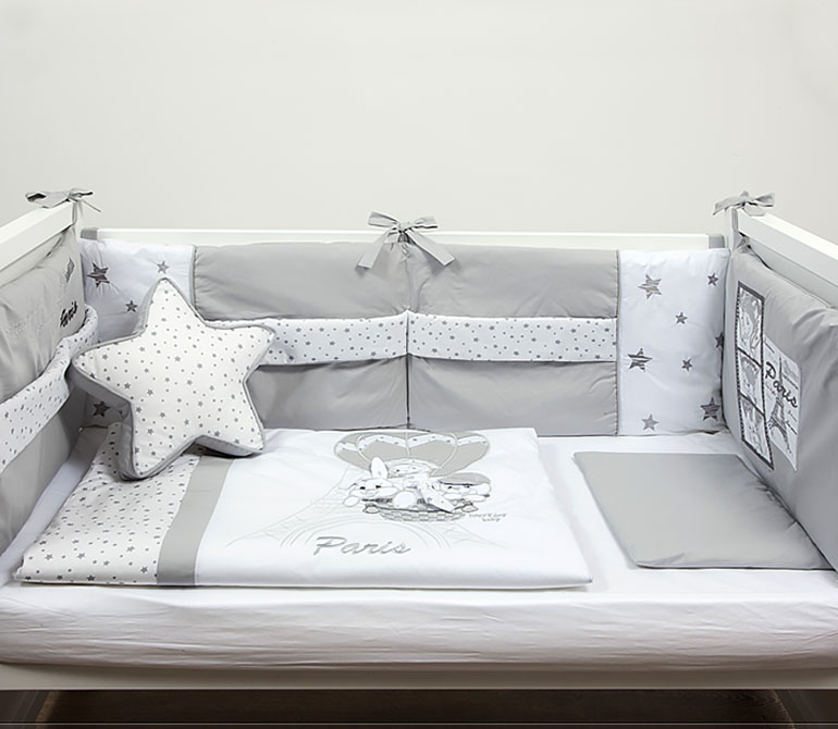Komplet posteljina za krevetac “Tri drugara u Parizu” Siva