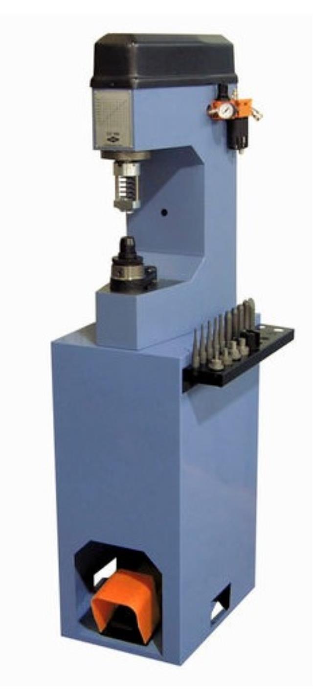 Mašina za hidro-pneumatsko nitovanje 3-12 mm 1-8 bar sila 5200 kg hod 40 mm COMEC