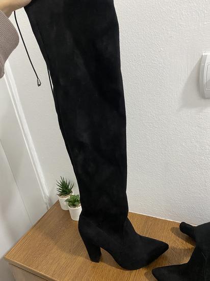 Duge crne čizme iznad kolena