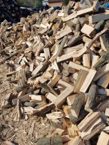 Cepana drva za ogrev i ljuspice za potpa