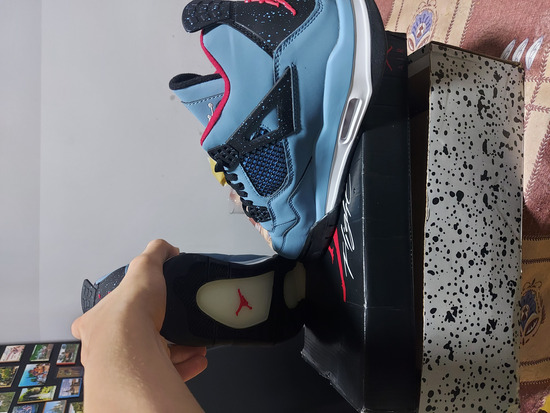 Jordan 4 Travis Scott