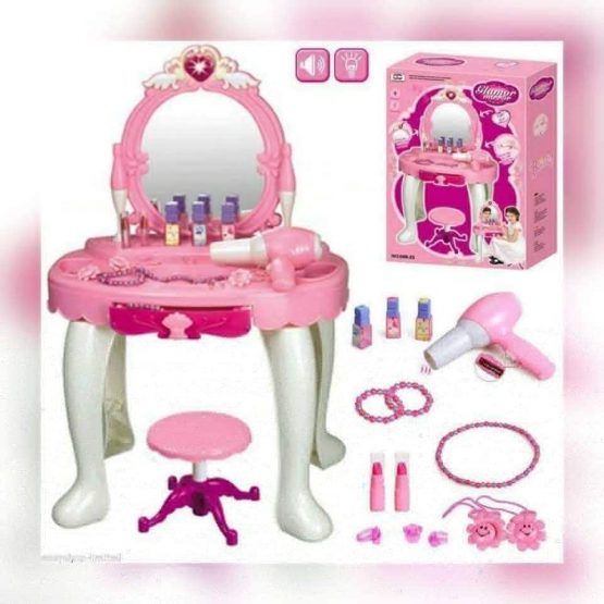 Kozmeticki set – omiljeni toaletni sto