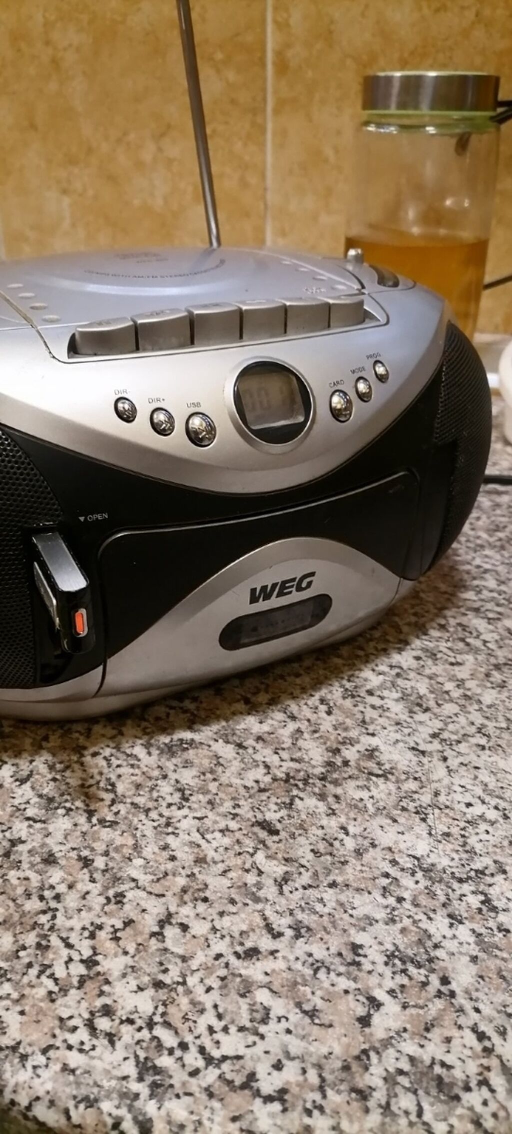 Radio Weg sa ispravnim USB a CD neznam. Lepo radi Mirjevo