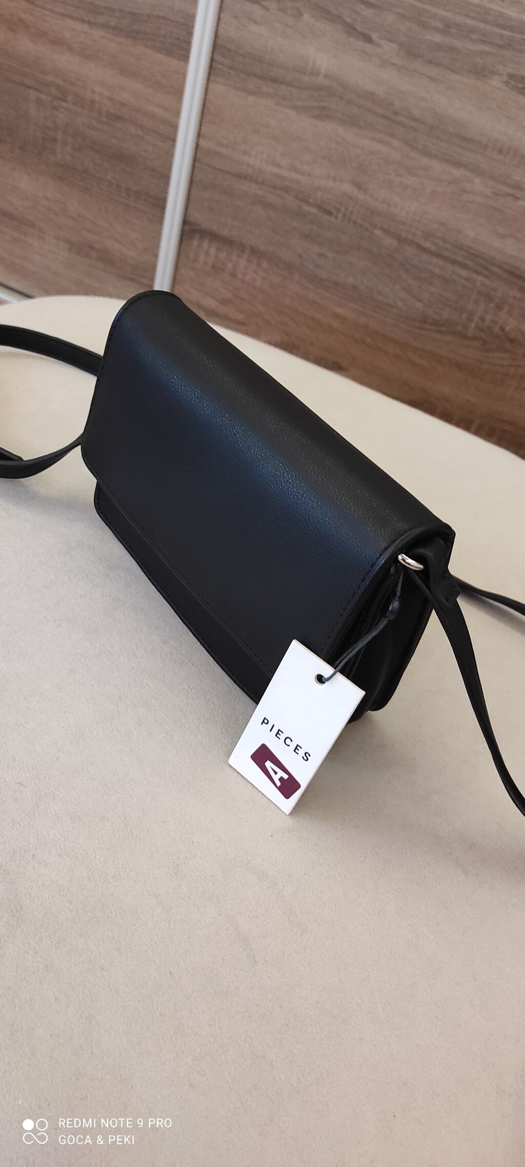 PIECES nova crna torbica sa etiketom, dugačak podesivi kaiš. 20cm X